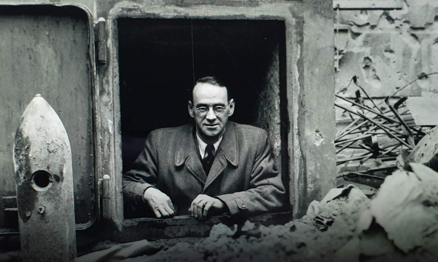 Solve CARL LUTZ jigsaw puzzle online with 28 pieces