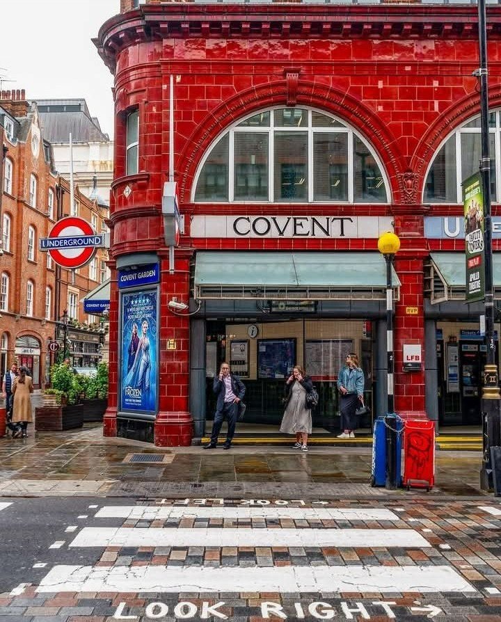 Solve Covent Garden Station, London jigsaw puzzle online with 80 pieces