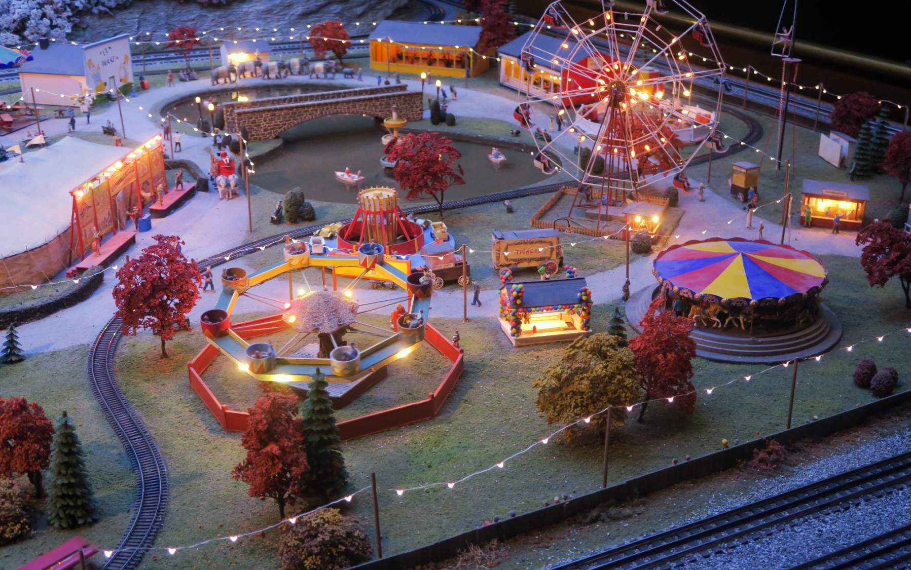 Solve Miniature Railroad Carnival jigsaw puzzle online with 135 pieces