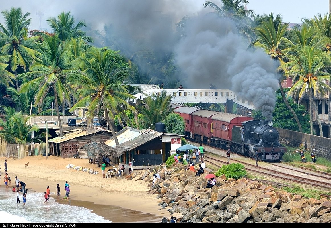 Solve Steam by the beach! jigsaw puzzle online with 48 pieces