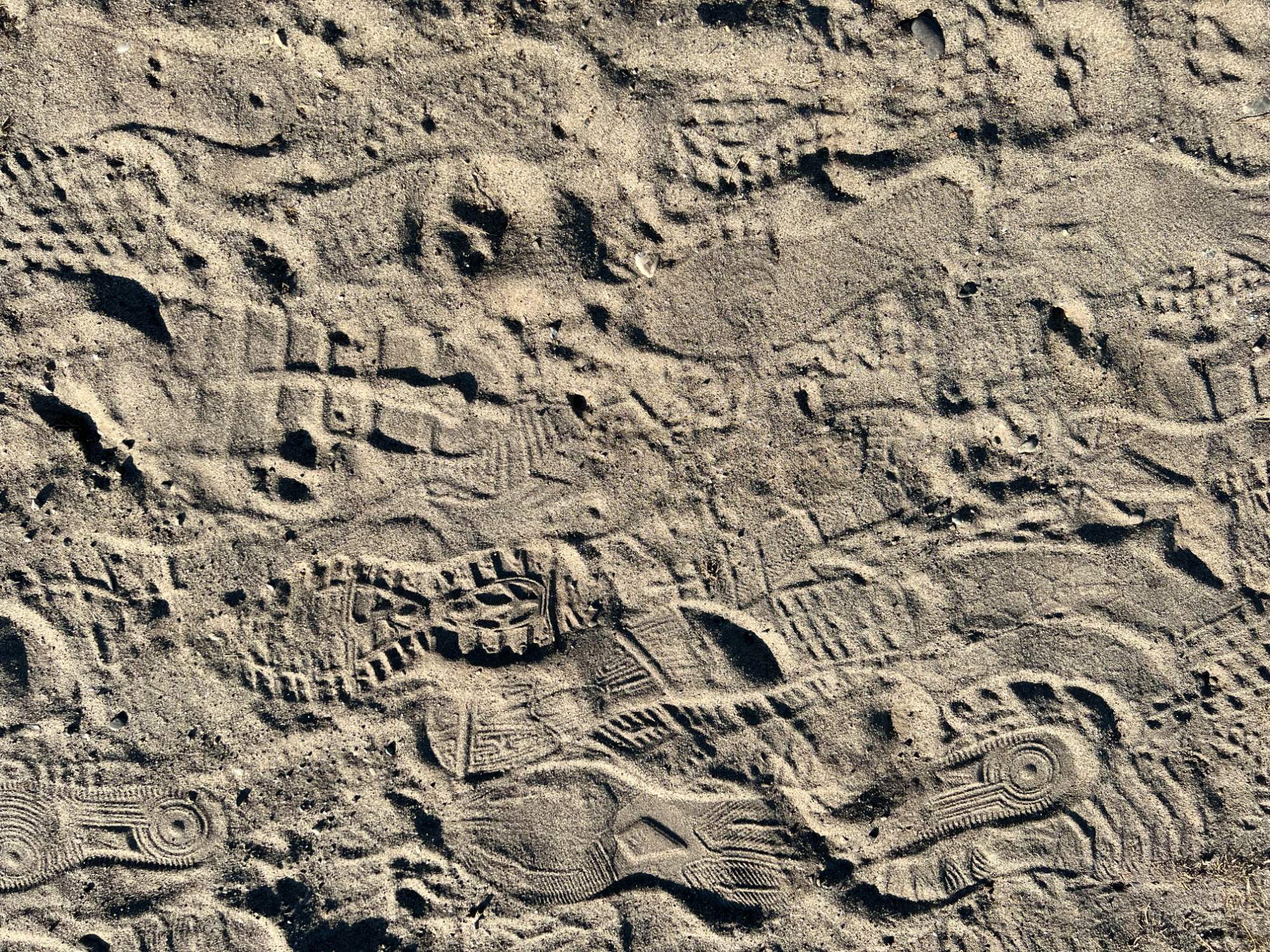 Solve footprints in the sand jigsaw puzzle online with 252 pieces