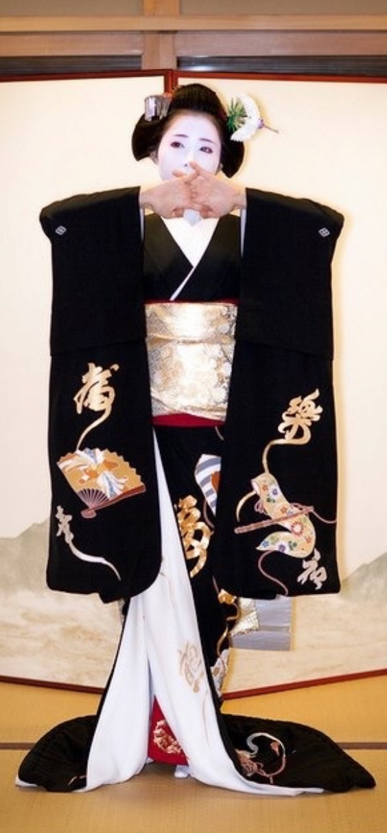 Solve Maiko in kuromontsuki performing jigsaw puzzle online with 200 pieces