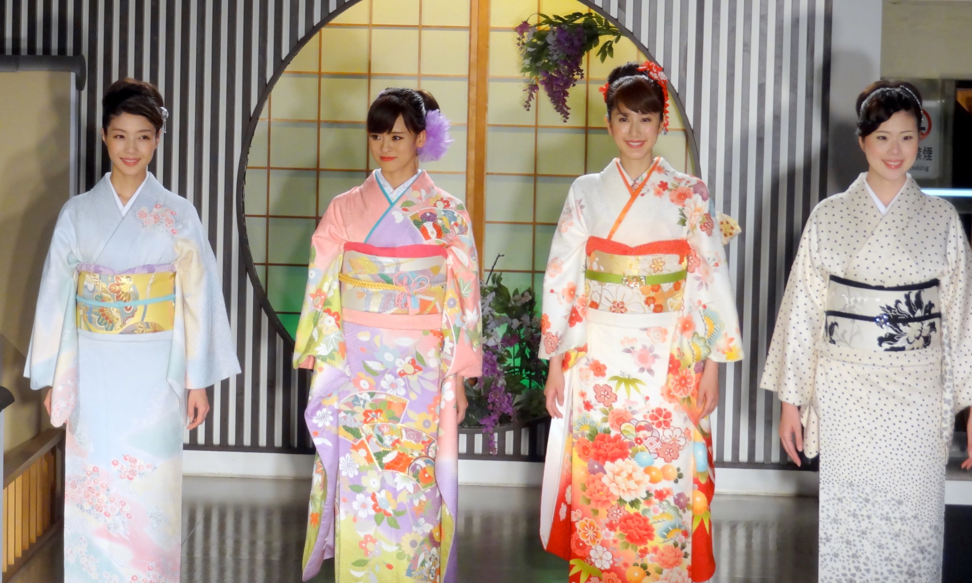 Solve Kimono Fashion Show jigsaw puzzle online with 60 pieces