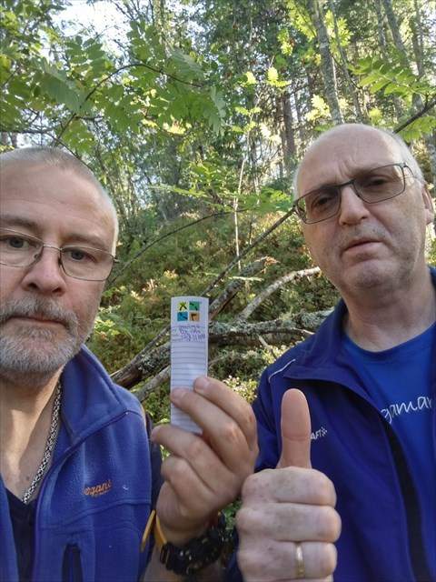 Solve 2 geocachere jigsaw puzzle online with 88 pieces