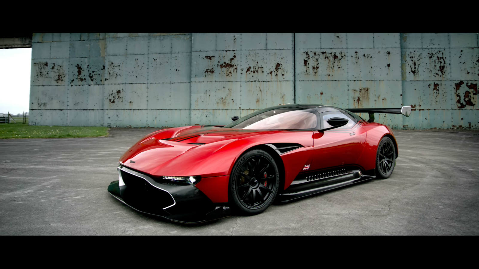 Solve Aston Martin Vulcan jigsaw puzzle online with 405 pieces