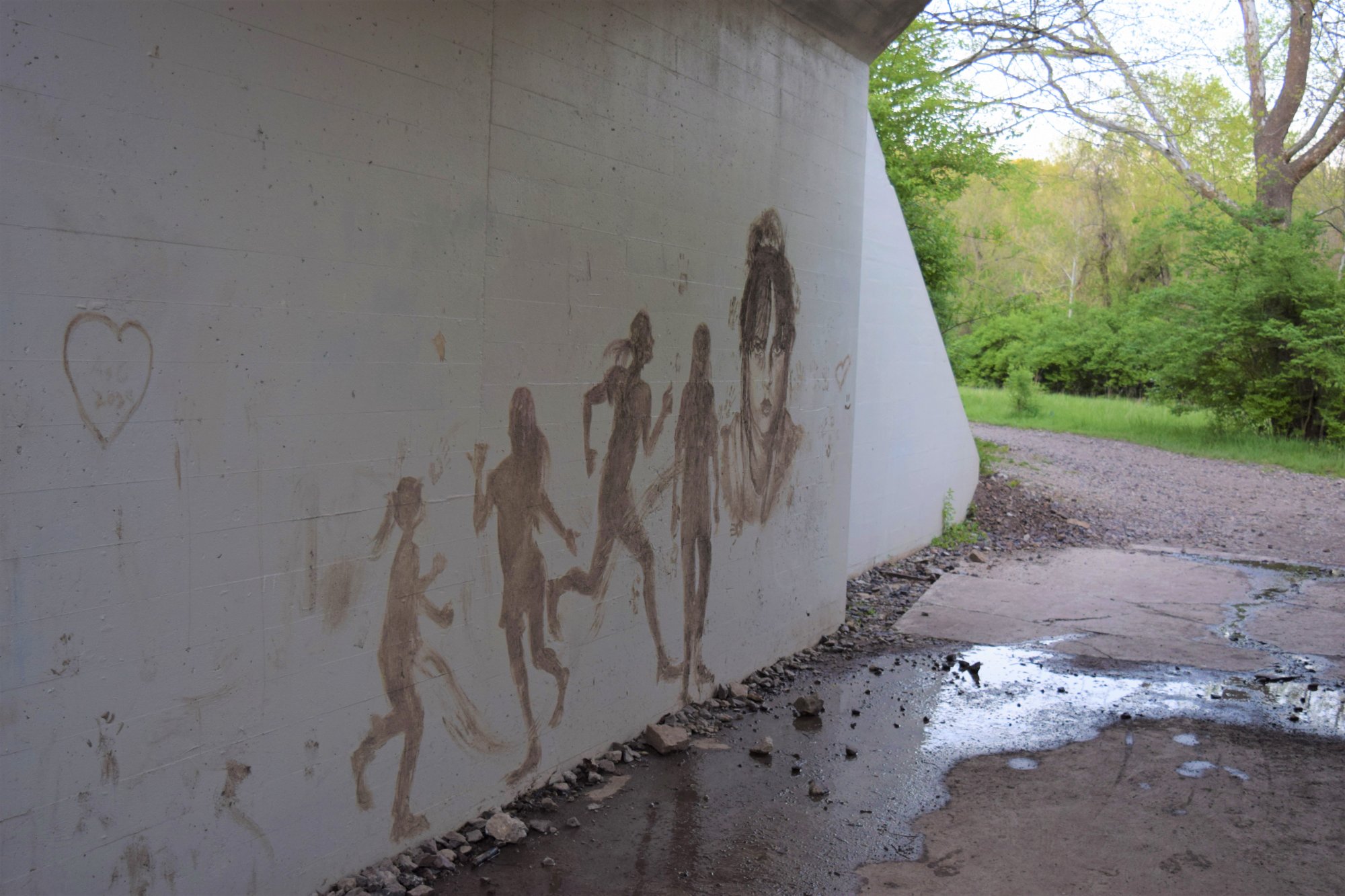 Solve Mud graffiti jigsaw puzzle online with 70 pieces