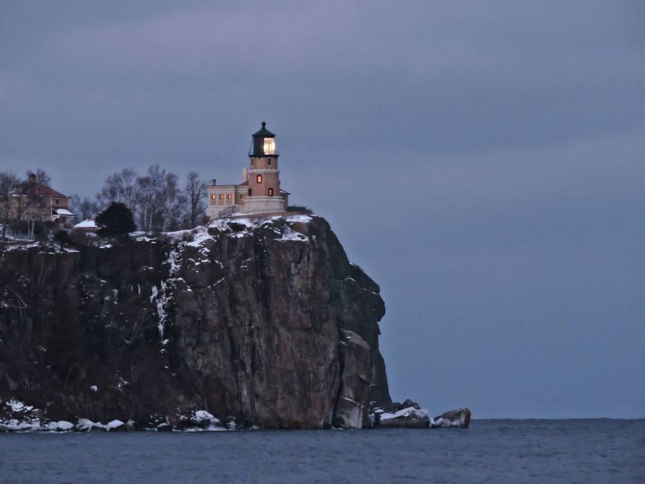 Solve Split Rock Lighthouse jigsaw puzzle online with 20 pieces