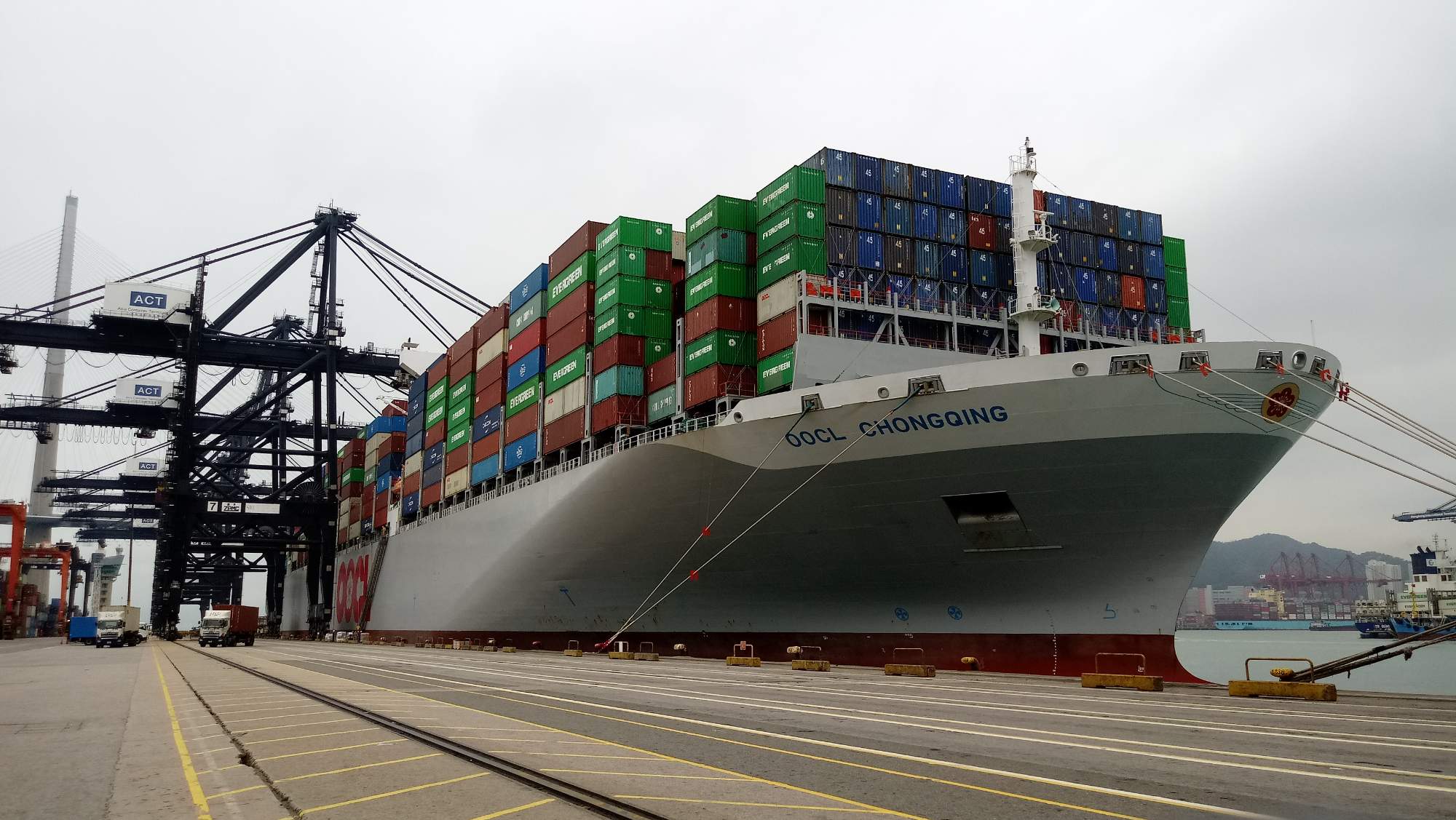 Solve container ship jigsaw puzzle online with 252 pieces