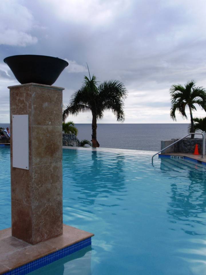 Solve infinity pool in st thomas jigsaw puzzle online with 88 pieces