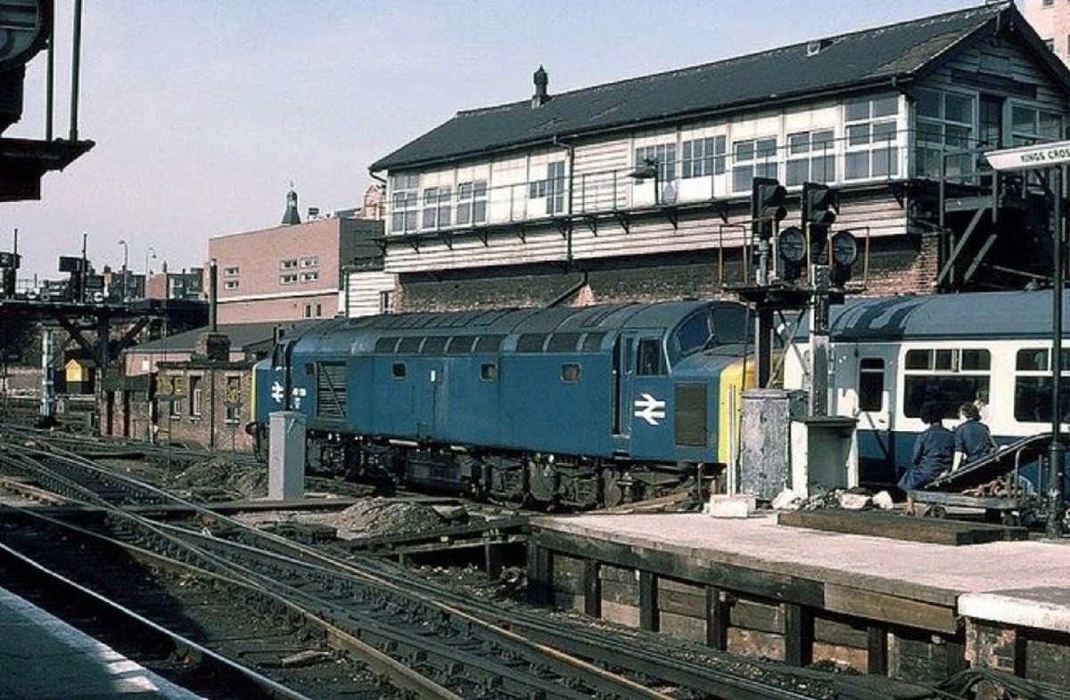 Jigsaw Puzzle | 176 pieces | BR Class 40 leaving Kings Cross. | Jigidi