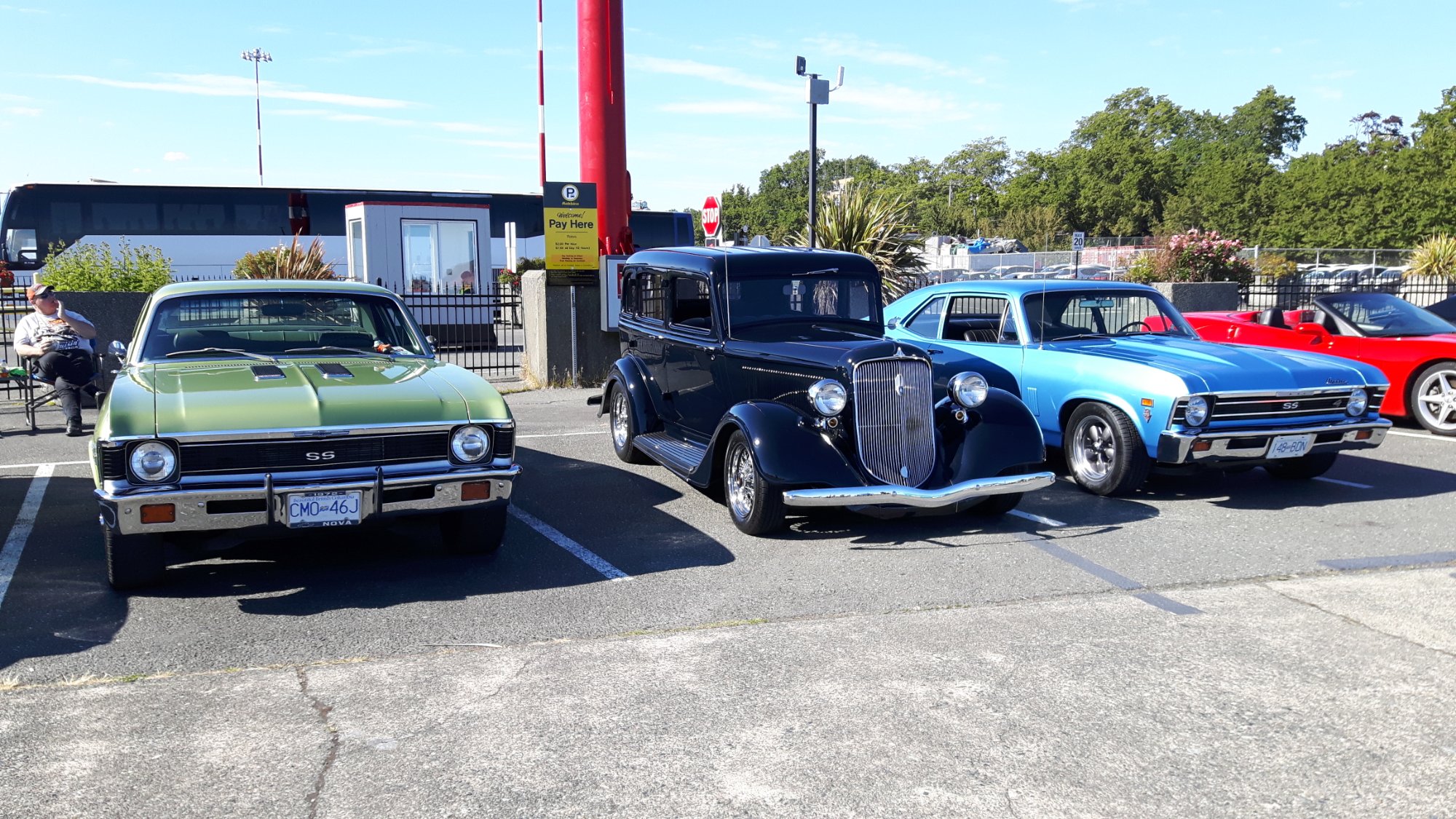 Solve Car show line up jigsaw puzzle online with 220 pieces