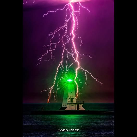 Solve When lightning strikes jigsaw puzzle online with 36 pieces