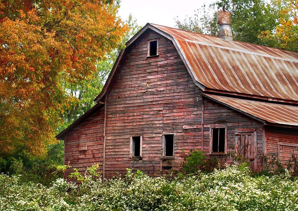 Solve faded ole red barn jigsaw puzzle online with 20 pieces