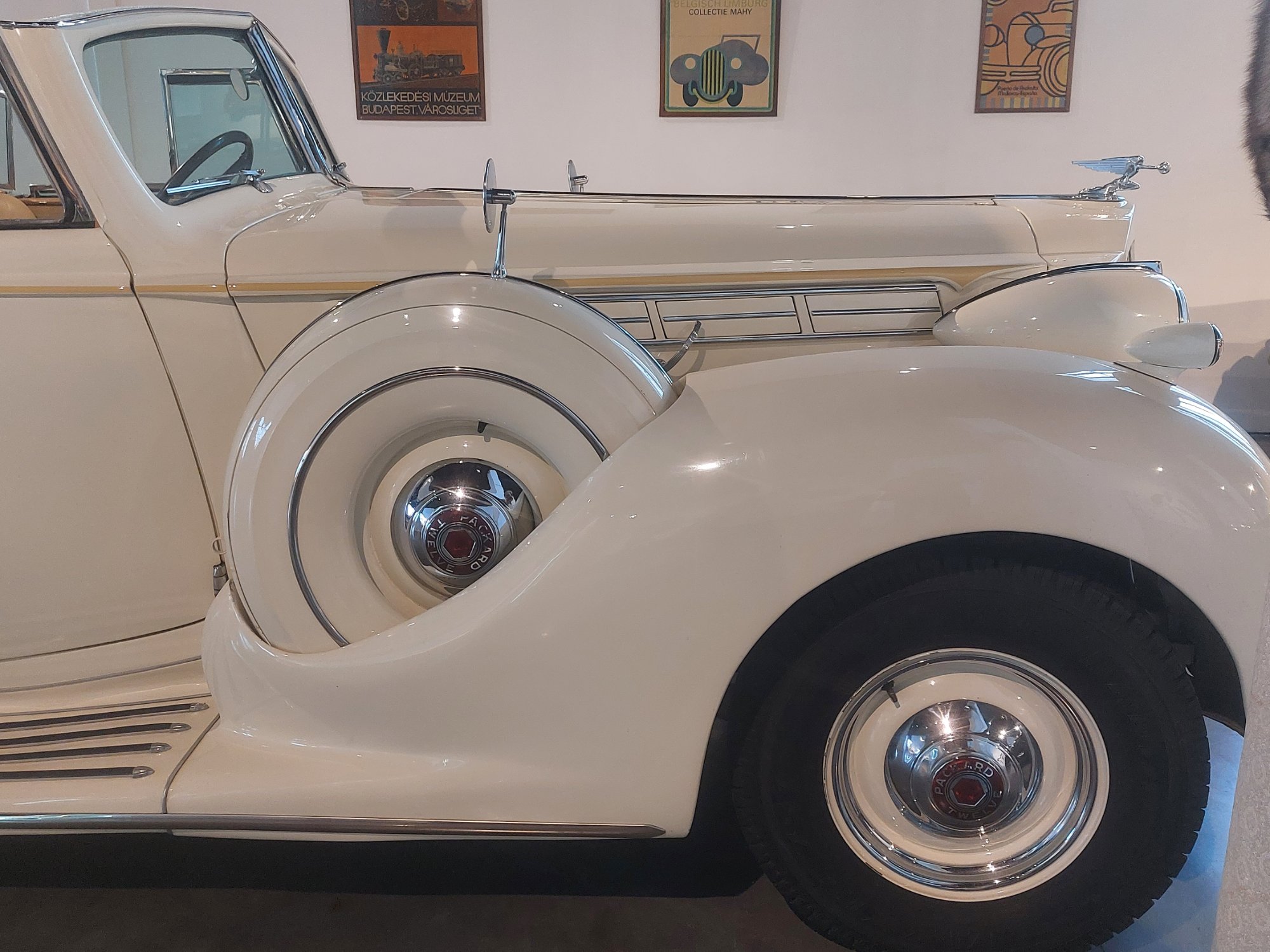 Solve Detail from vintage car jigsaw puzzle online with 266 pieces