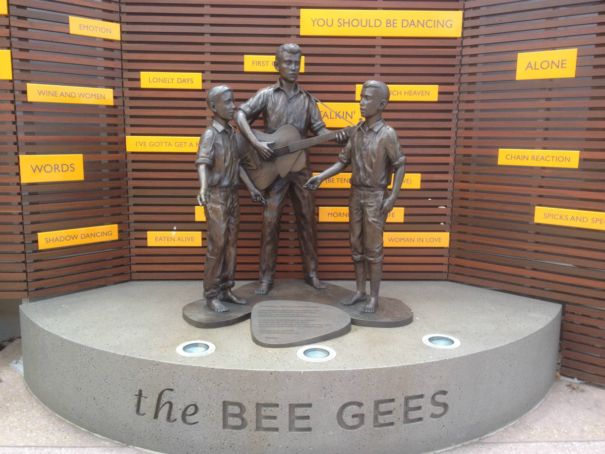 Solve Bee Gees statue in Redcliffe. jigsaw puzzle online with 88 pieces