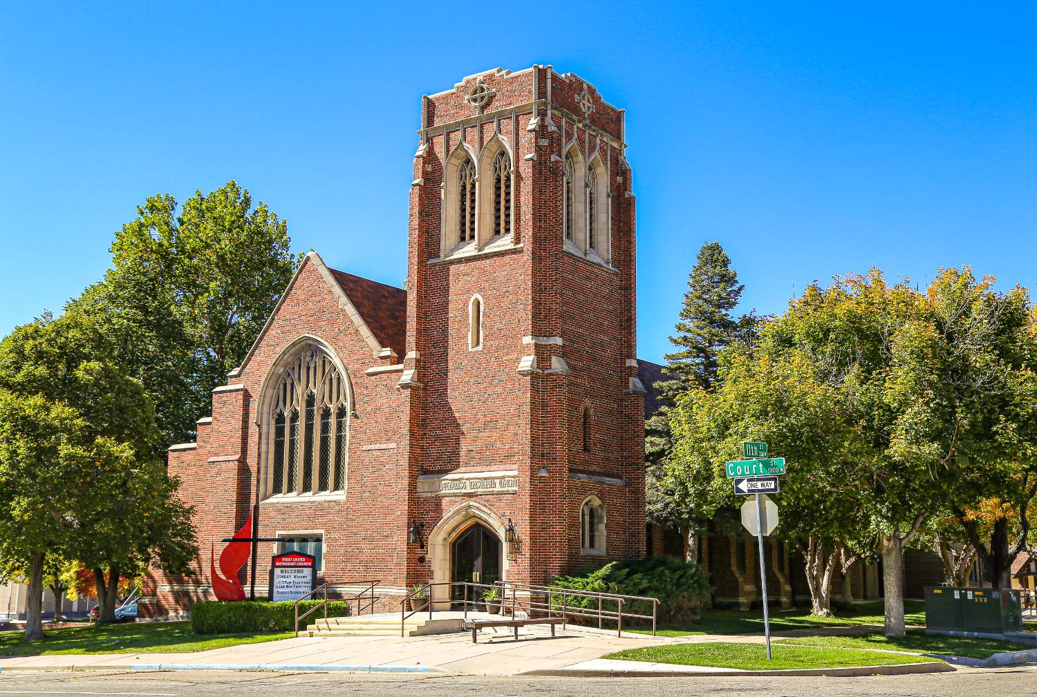 Solve TRADITIONAL STYLE CHURCH jigsaw puzzle online with 96 pieces