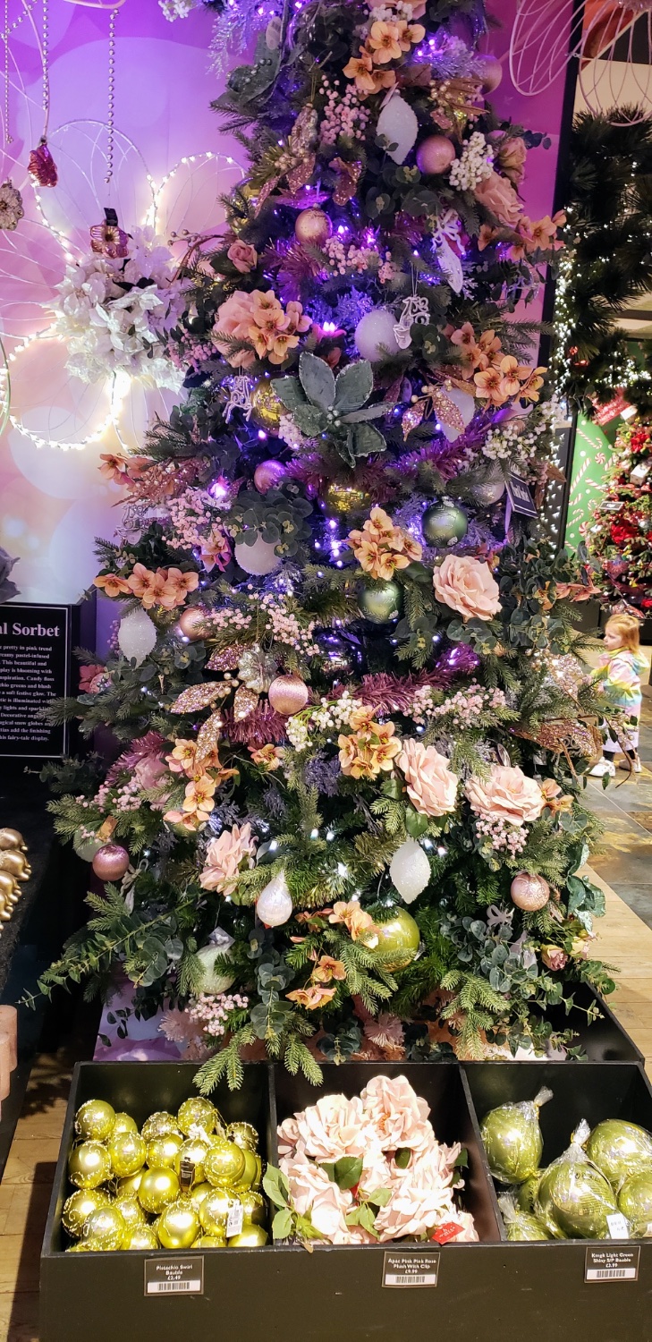 Solve Christmas tree jigsaw puzzle online with 32 pieces