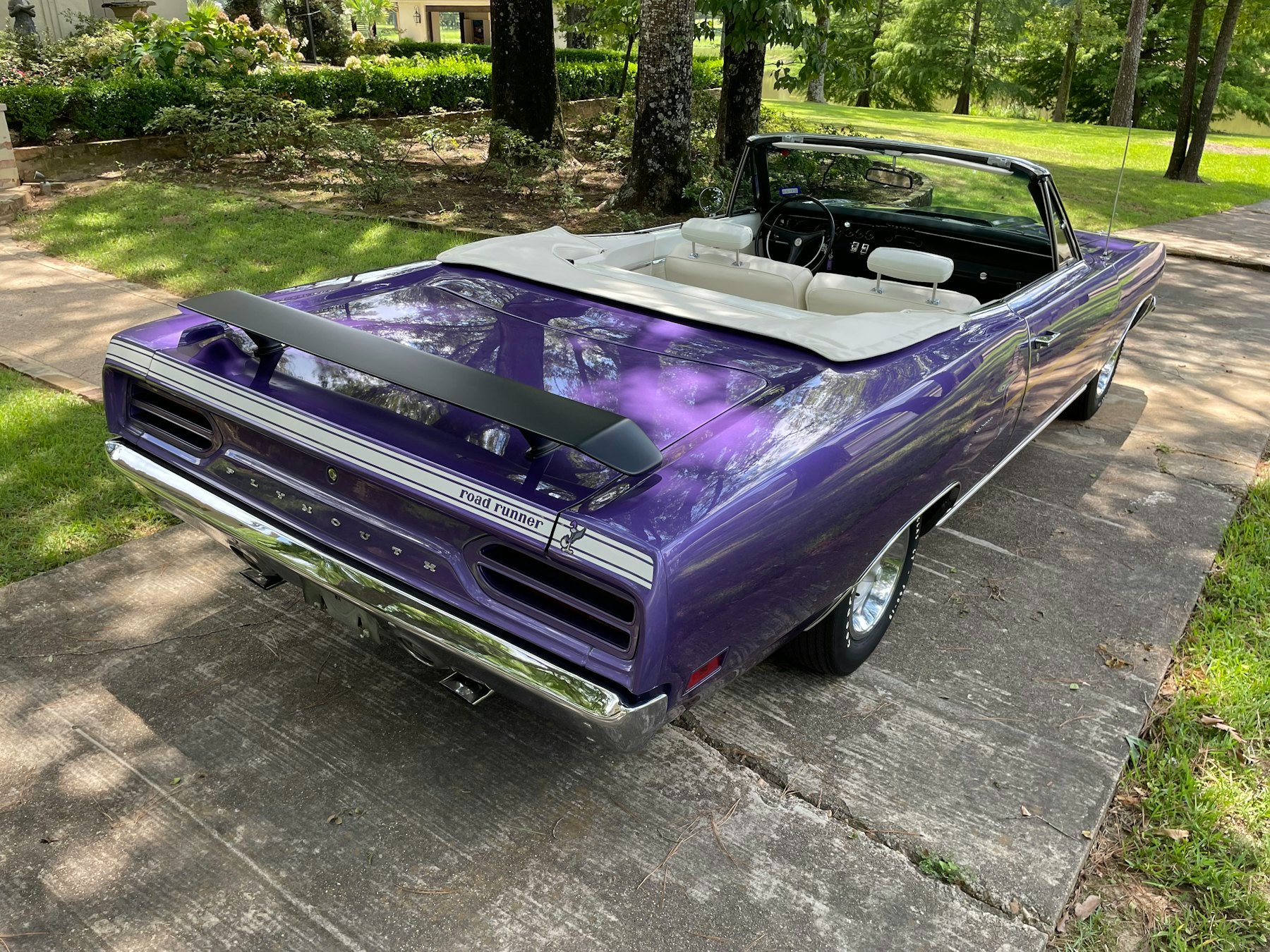 Solve 1970 Plymouth Road Runner jigsaw puzzle online with 154 pieces