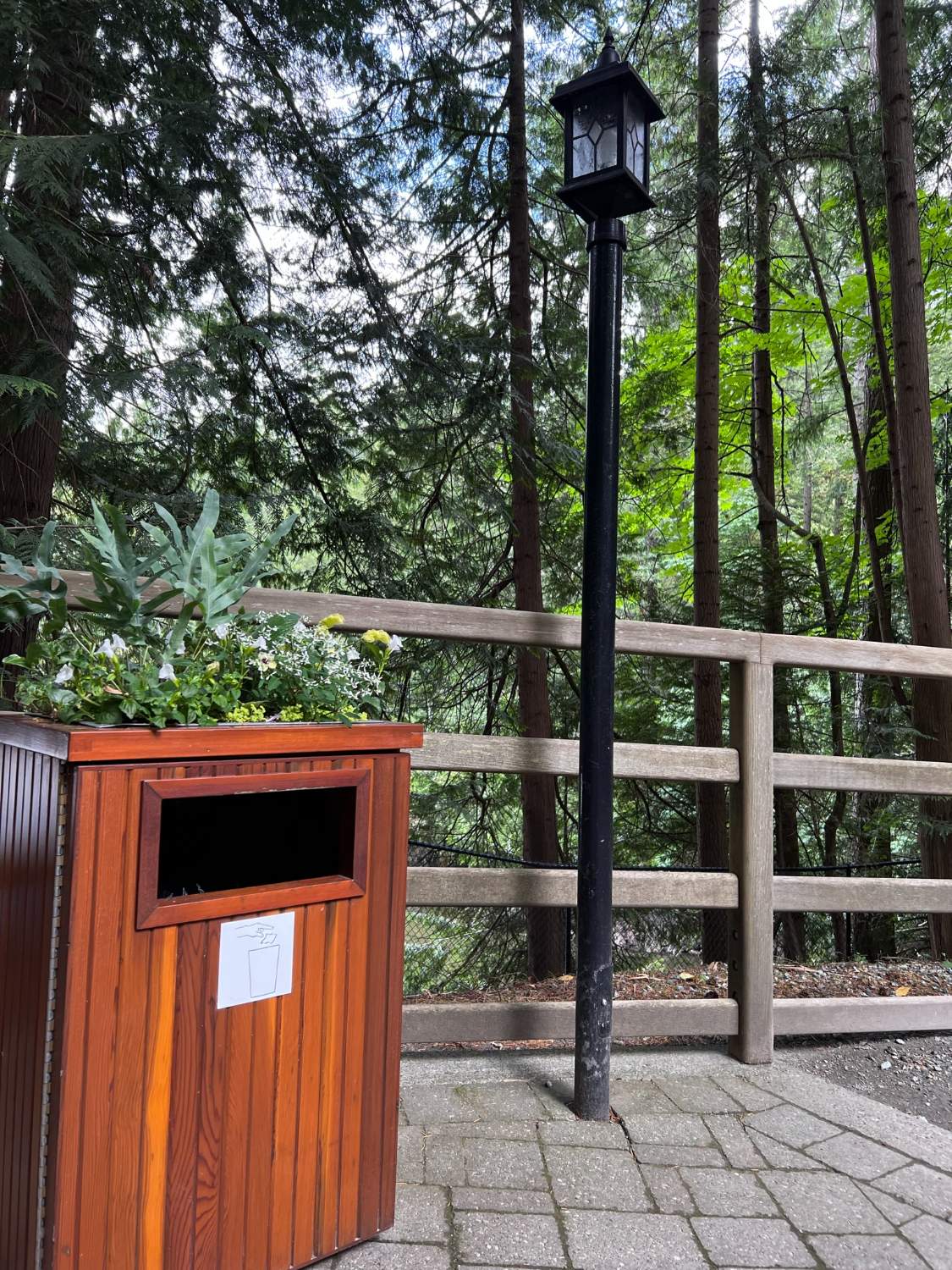 Jigsaw Puzzle | The Butchart Gardens - Even a trash can be nice ...