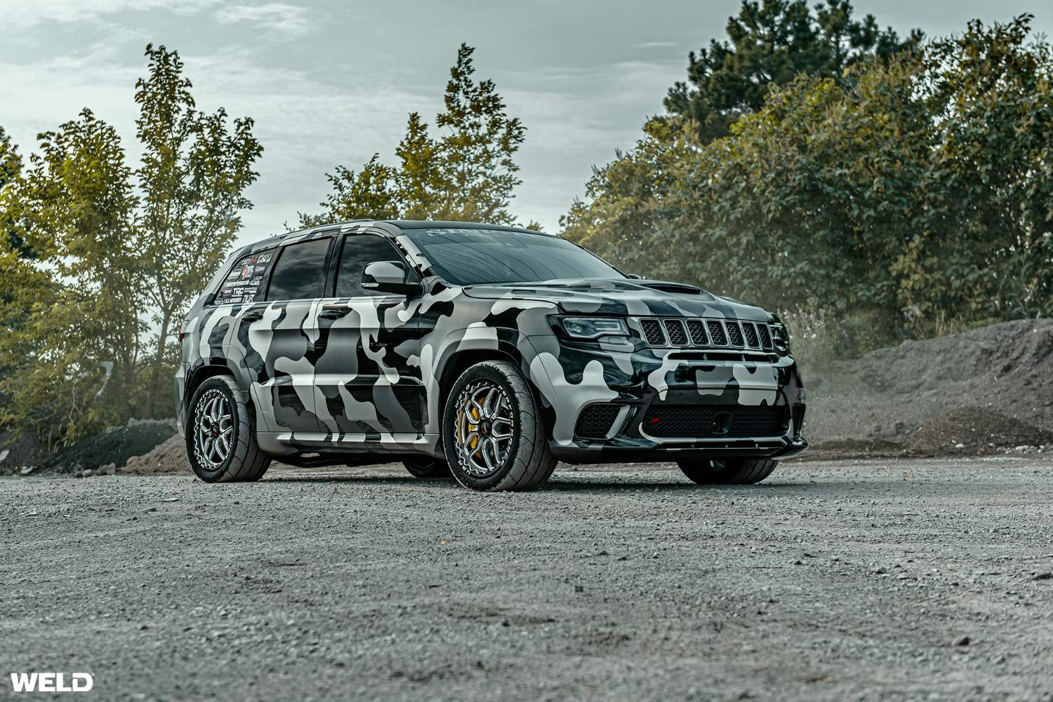 Solve gray-camo-jeep-trackhawk-hellcat-v8-motor-weld-performance-drag ...