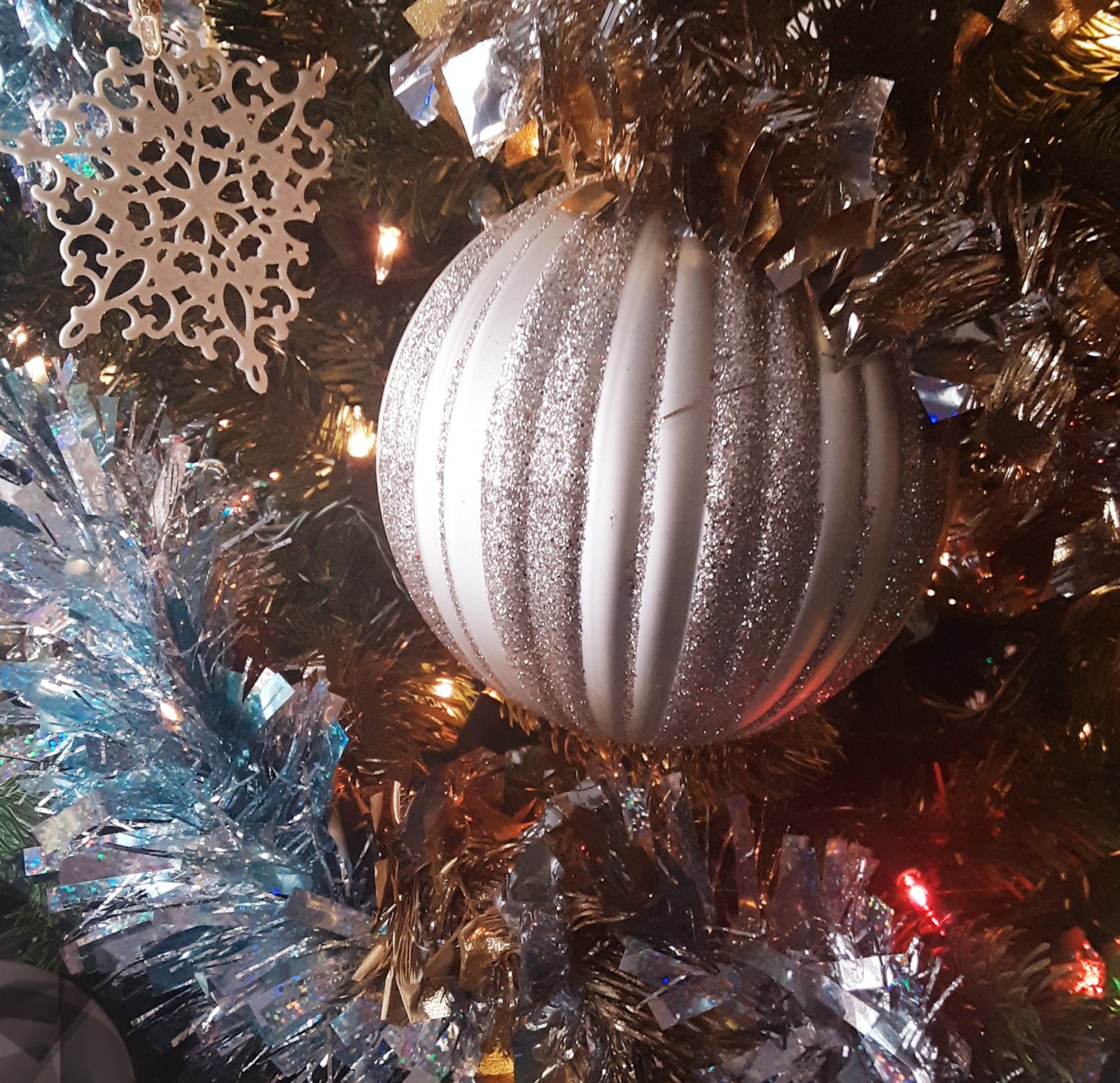 Solve BIG ornament jigsaw puzzle online with 72 pieces