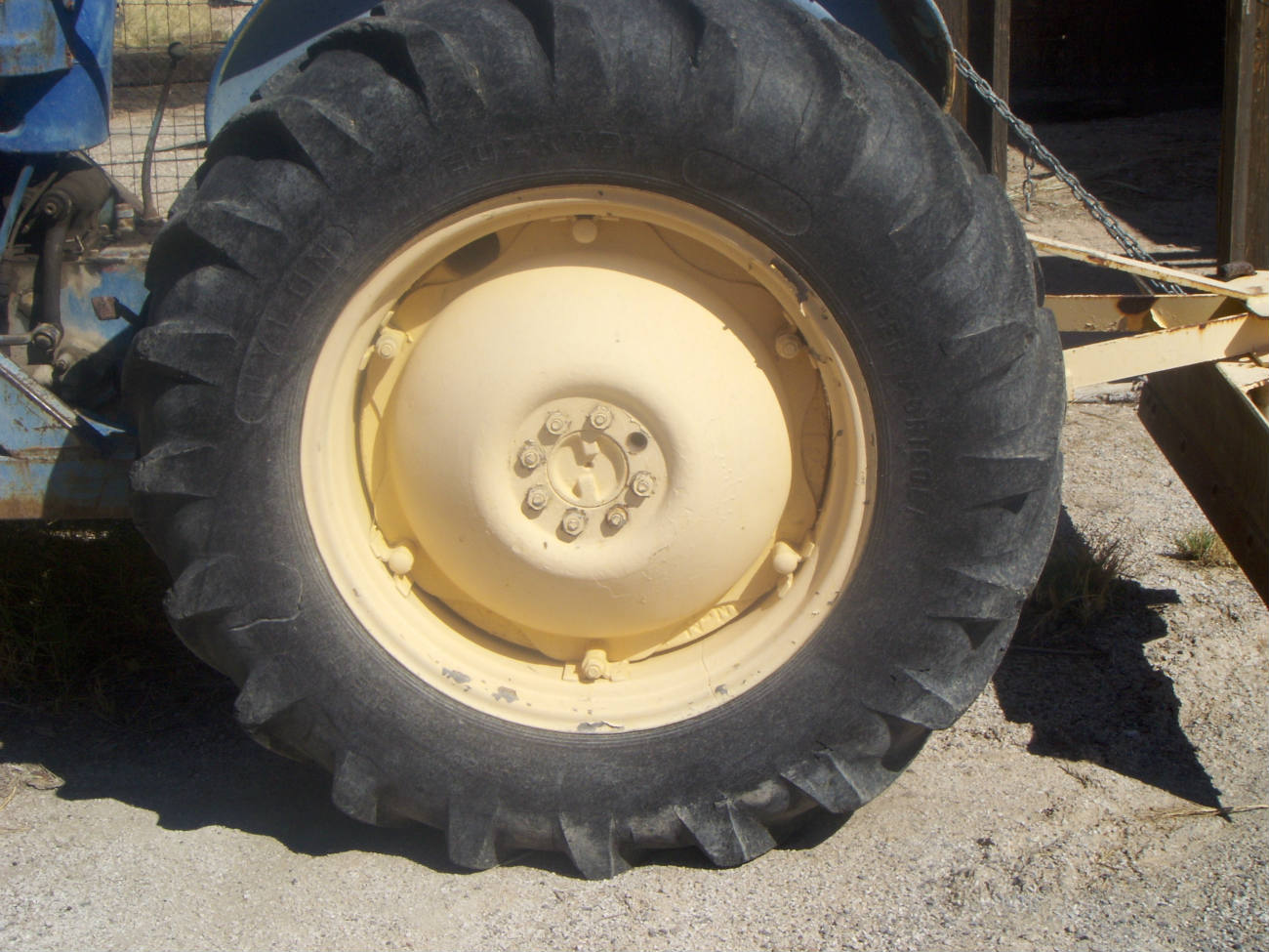 Solve tractor tire jigsaw puzzle online with 130 pieces