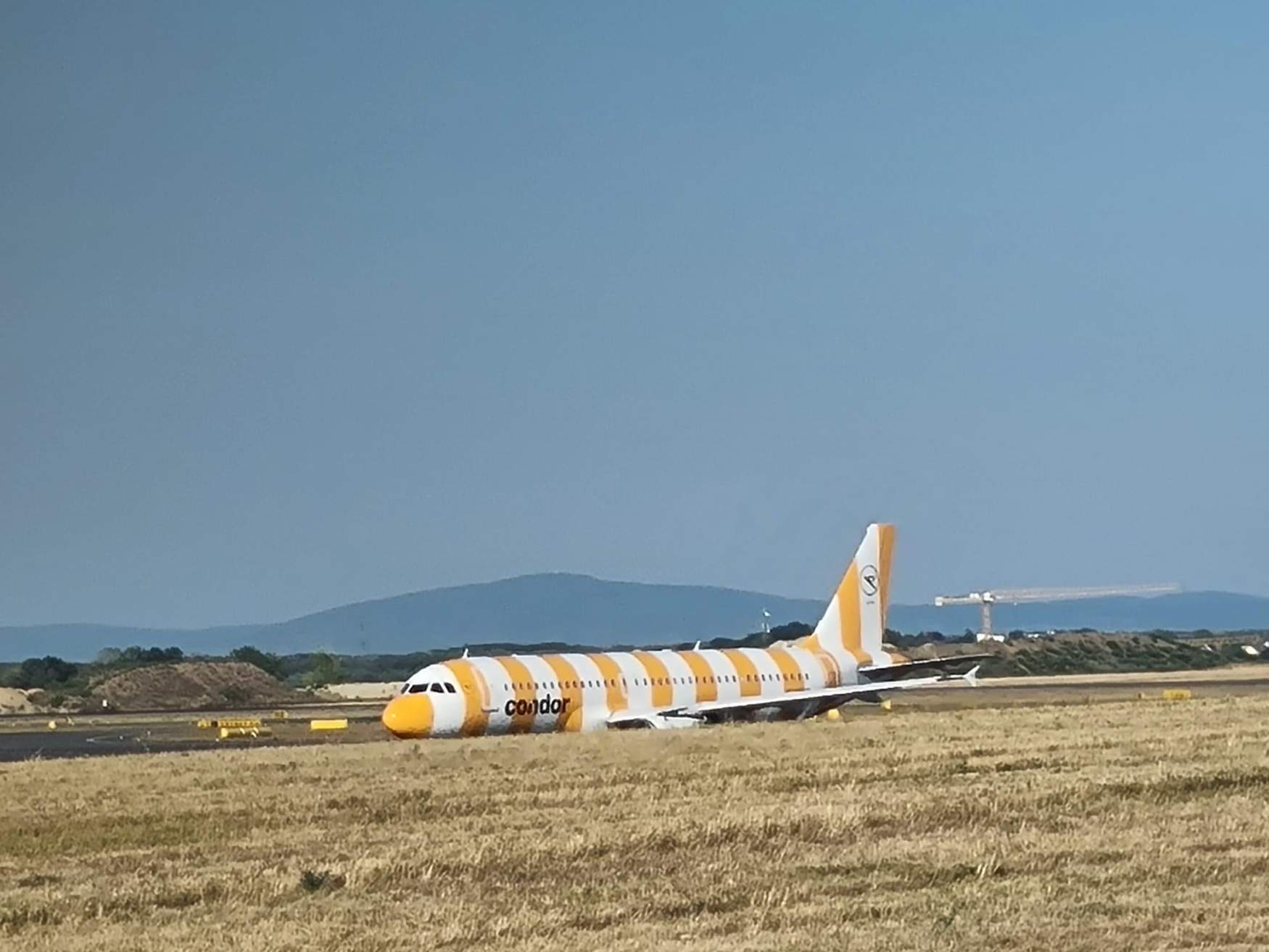 Solve Airbus A320 Condor jigsaw puzzle online with 154 pieces