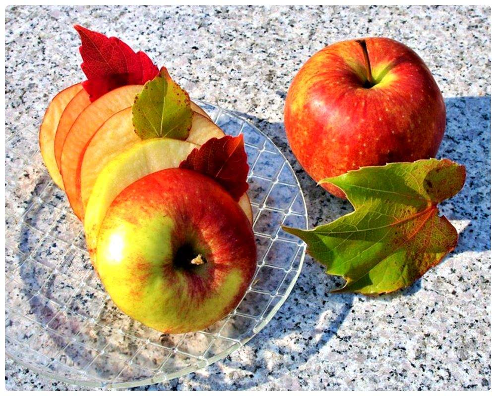 Solve Sliced Apple jigsaw puzzle online with 195 pieces