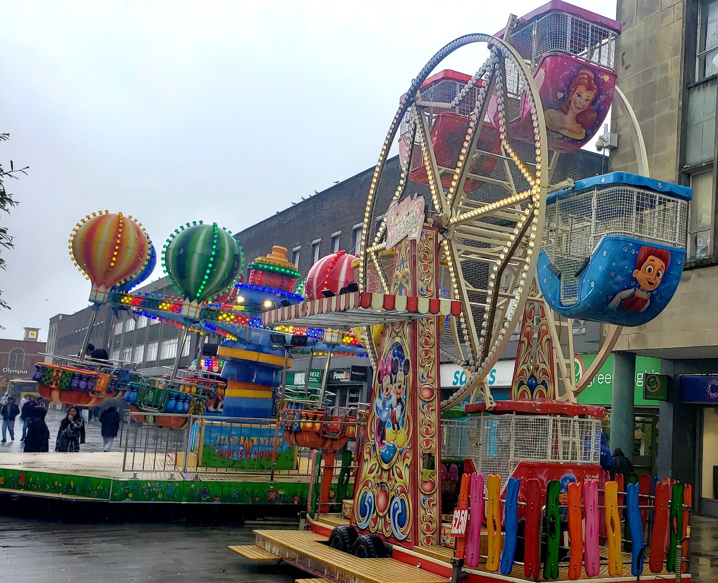 Solve Fairground Rides jigsaw puzzle online with 48 pieces