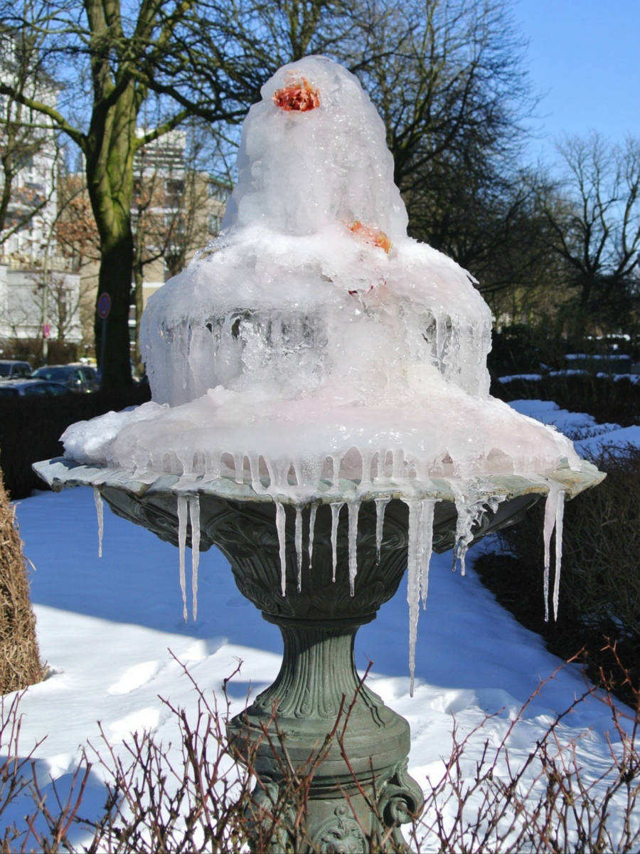 Solve Eis-Brunnen jigsaw puzzle online with 165 pieces