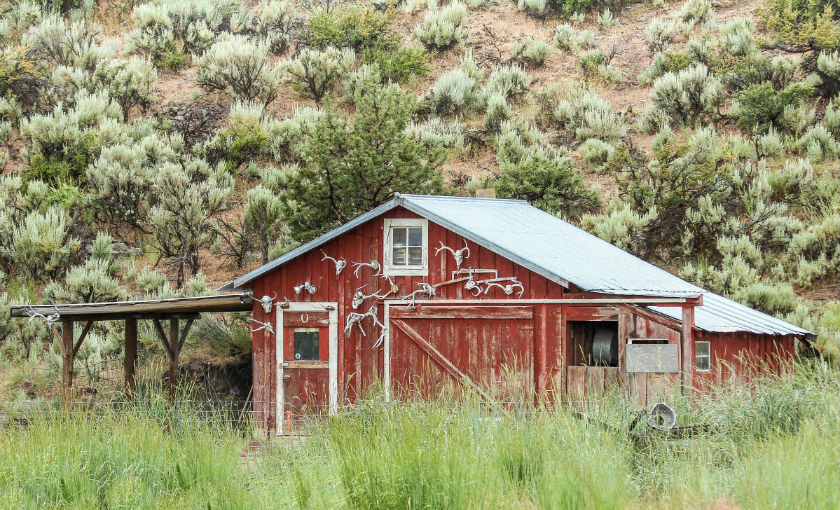 Solve EASTERN OREGON BARN jigsaw puzzle online with 84 pieces