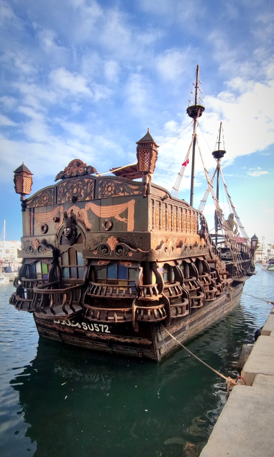 Solve The Pirate Ship jigsaw puzzle online with 77 pieces