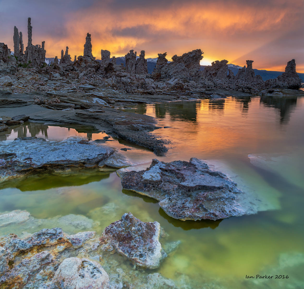 Solve Mono Lake color palette jigsaw puzzle online with 420 pieces