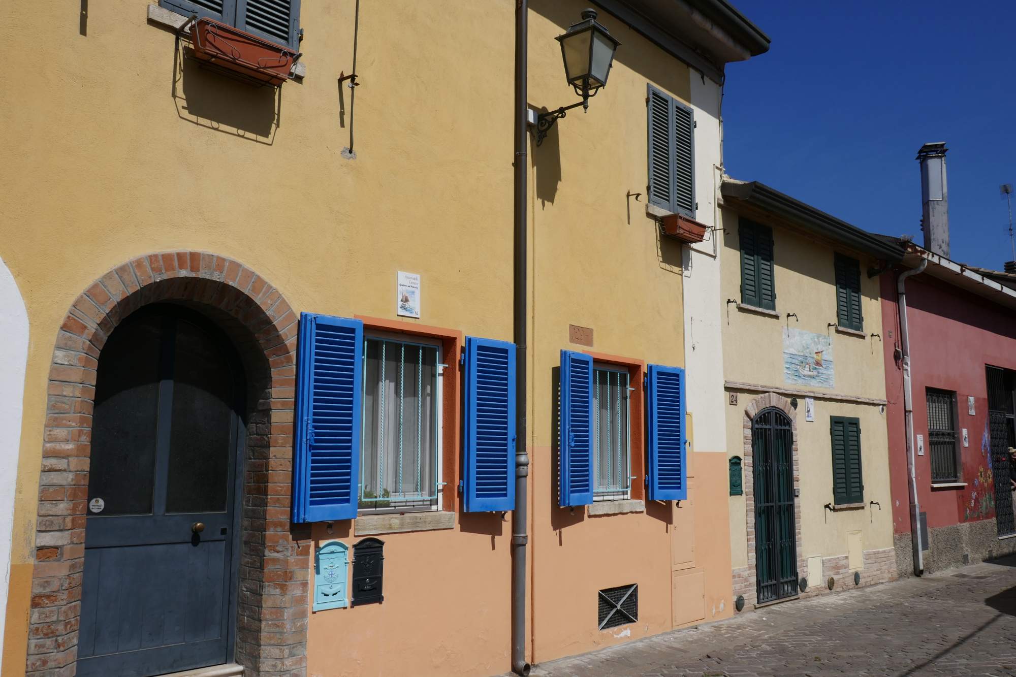 Solve Rimini street jigsaw puzzle online with 247 pieces