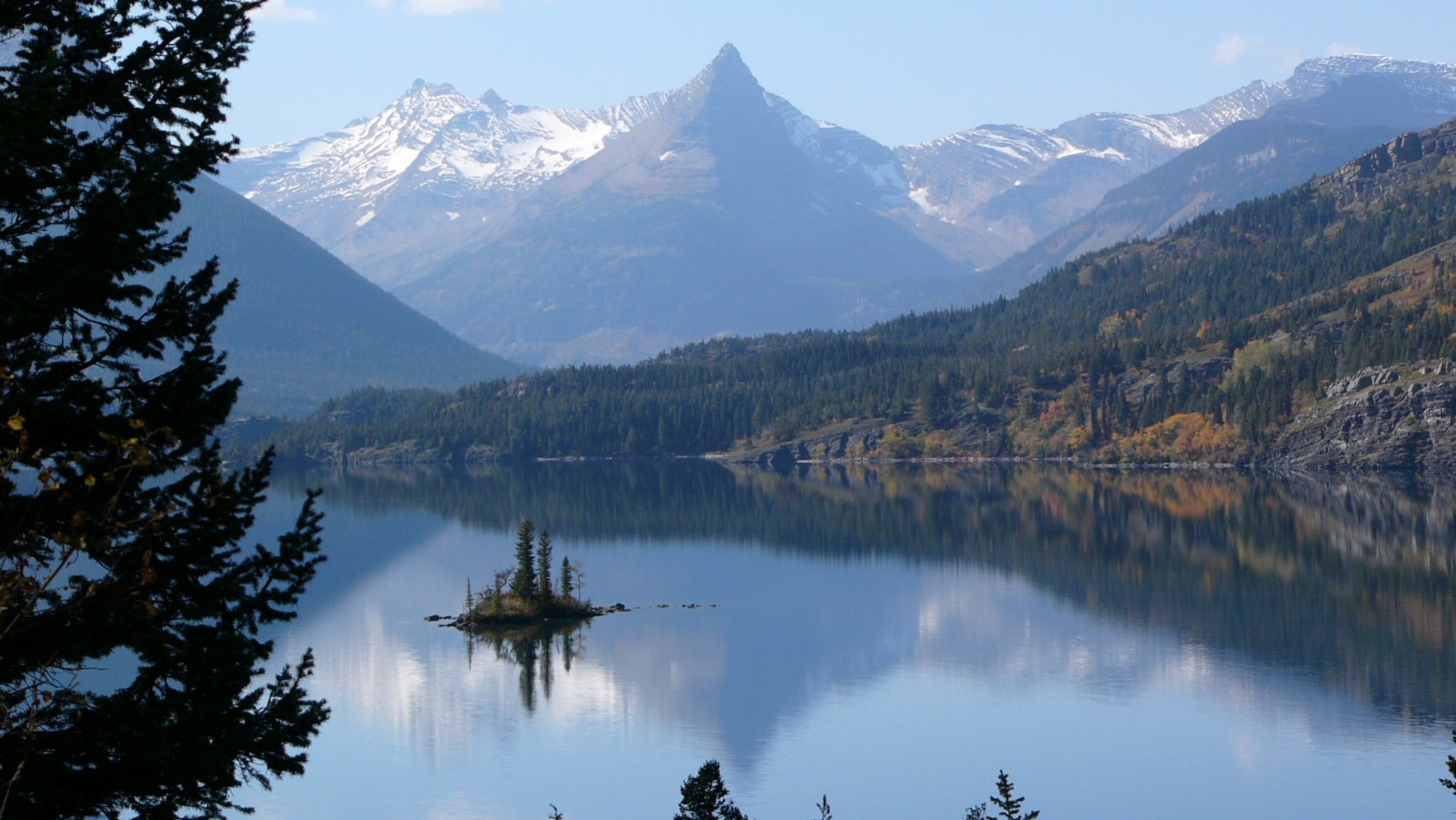 Solve Reflective Lake jigsaw puzzle online with 112 pieces