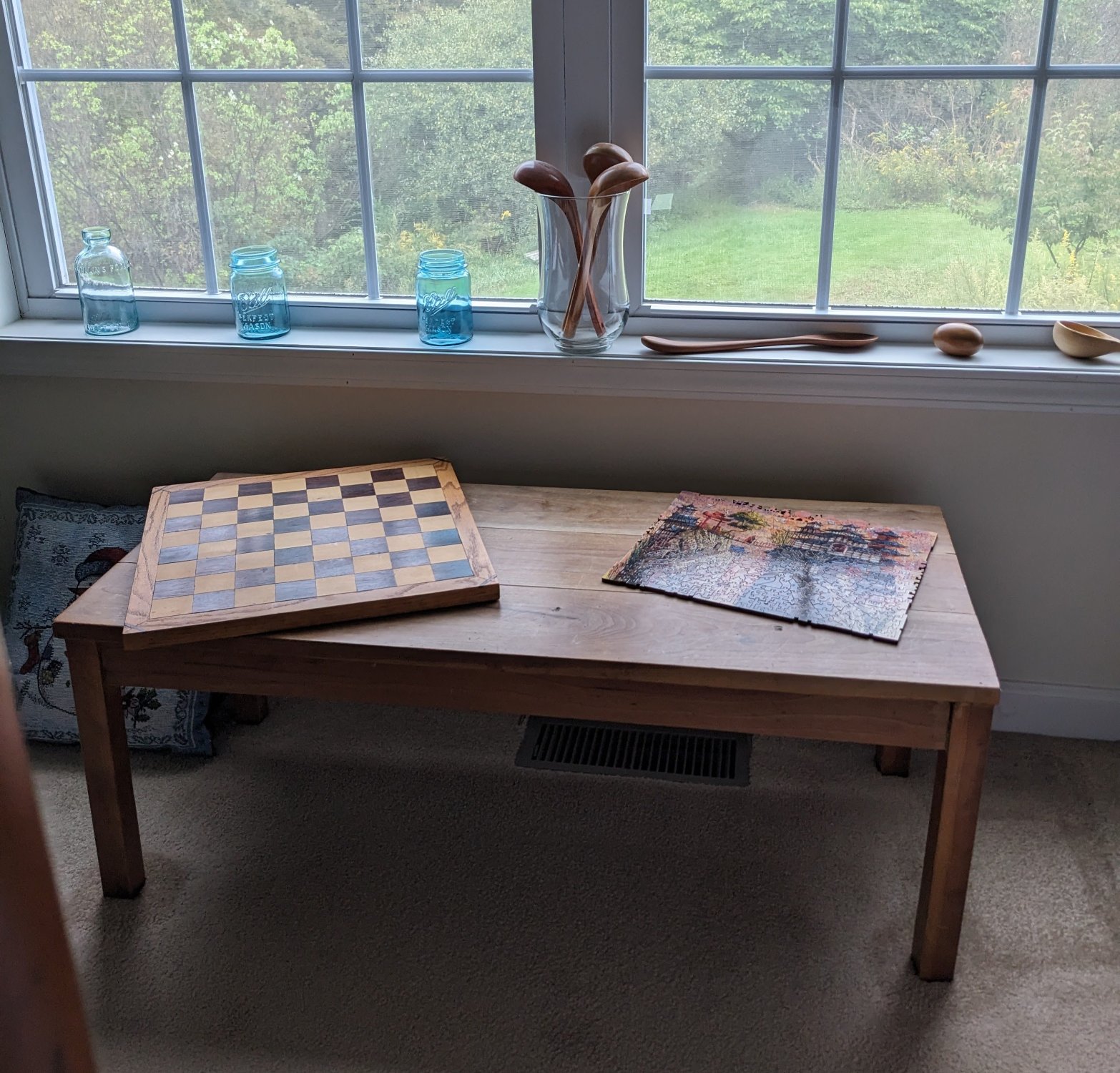 Solve Chess board & wooden puzzle jigsaw puzzle online with 81 pieces