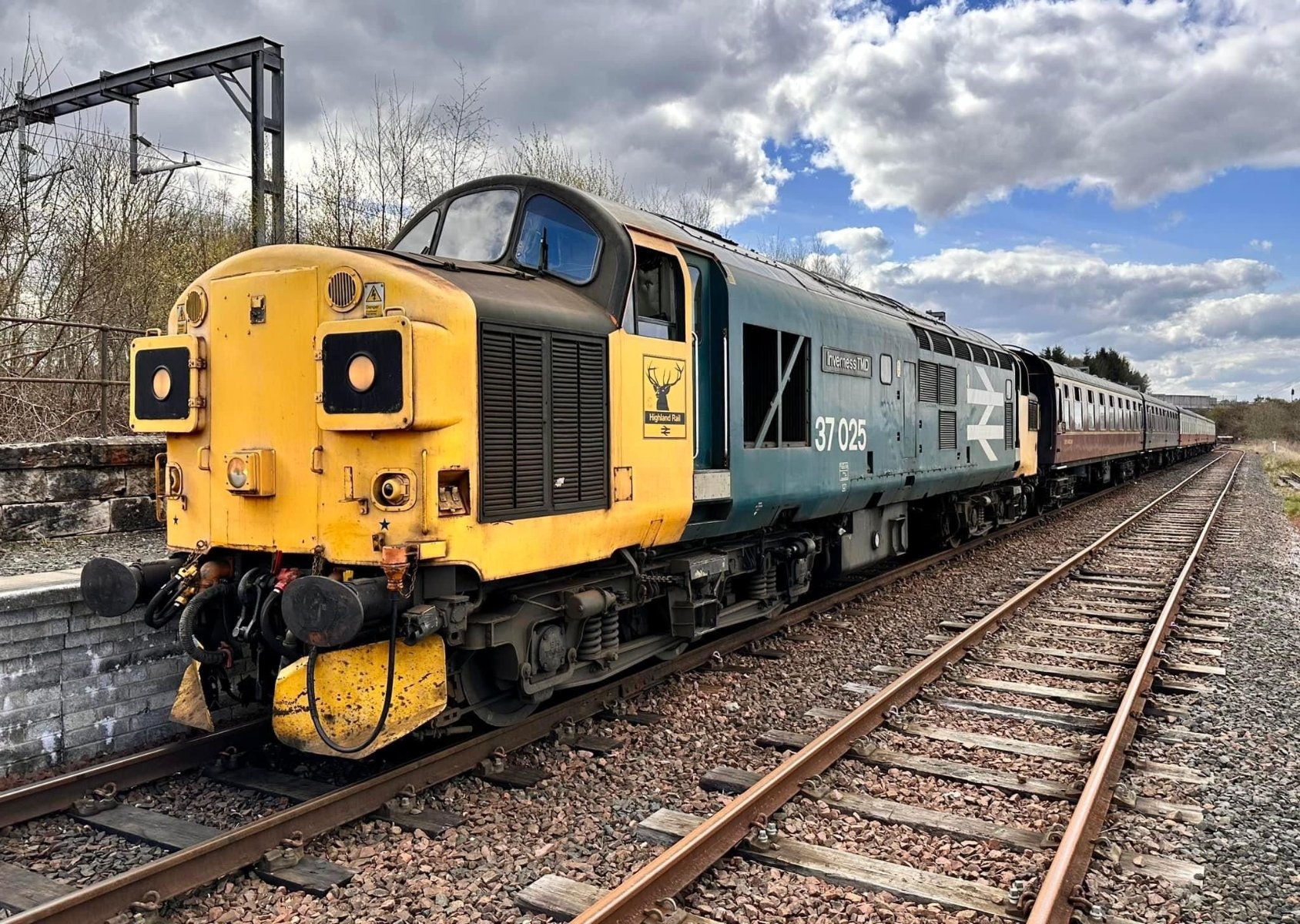 Solve BR Class 37 37025 Inverness TMD. jigsaw puzzle online with 54 pieces