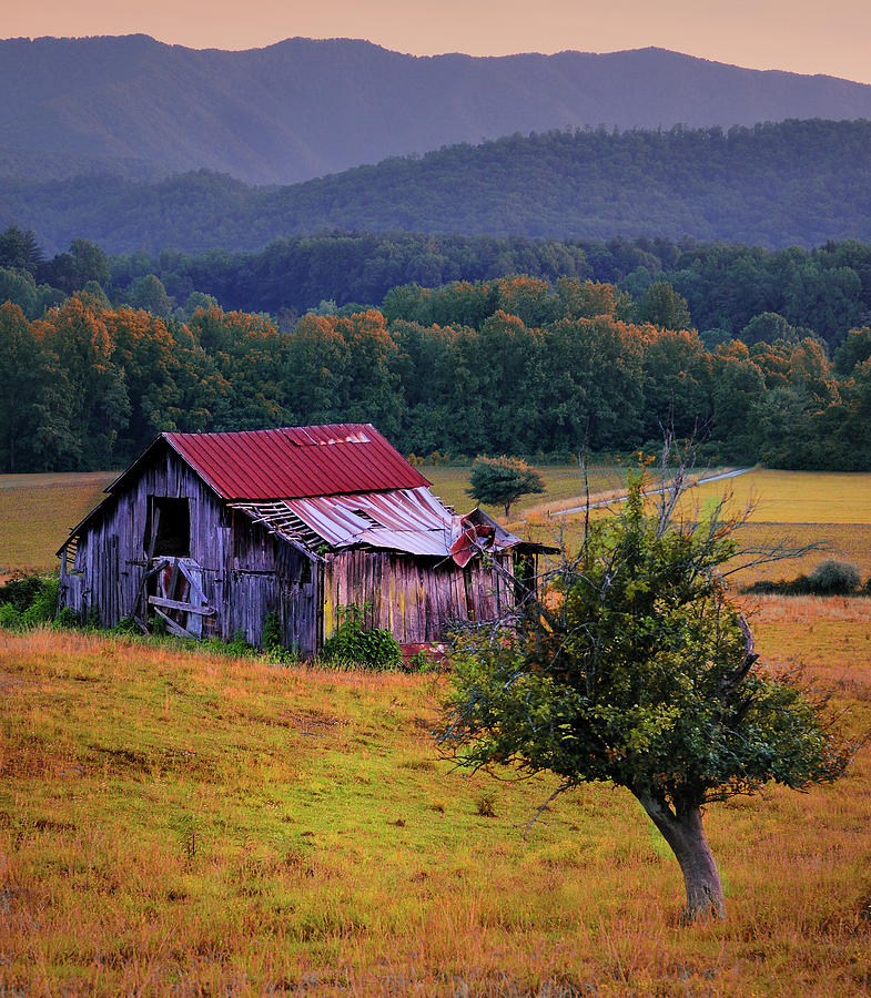 Solve Rustic Barn, Wears Valley, Tennessee, USA jigsaw puzzle online ...