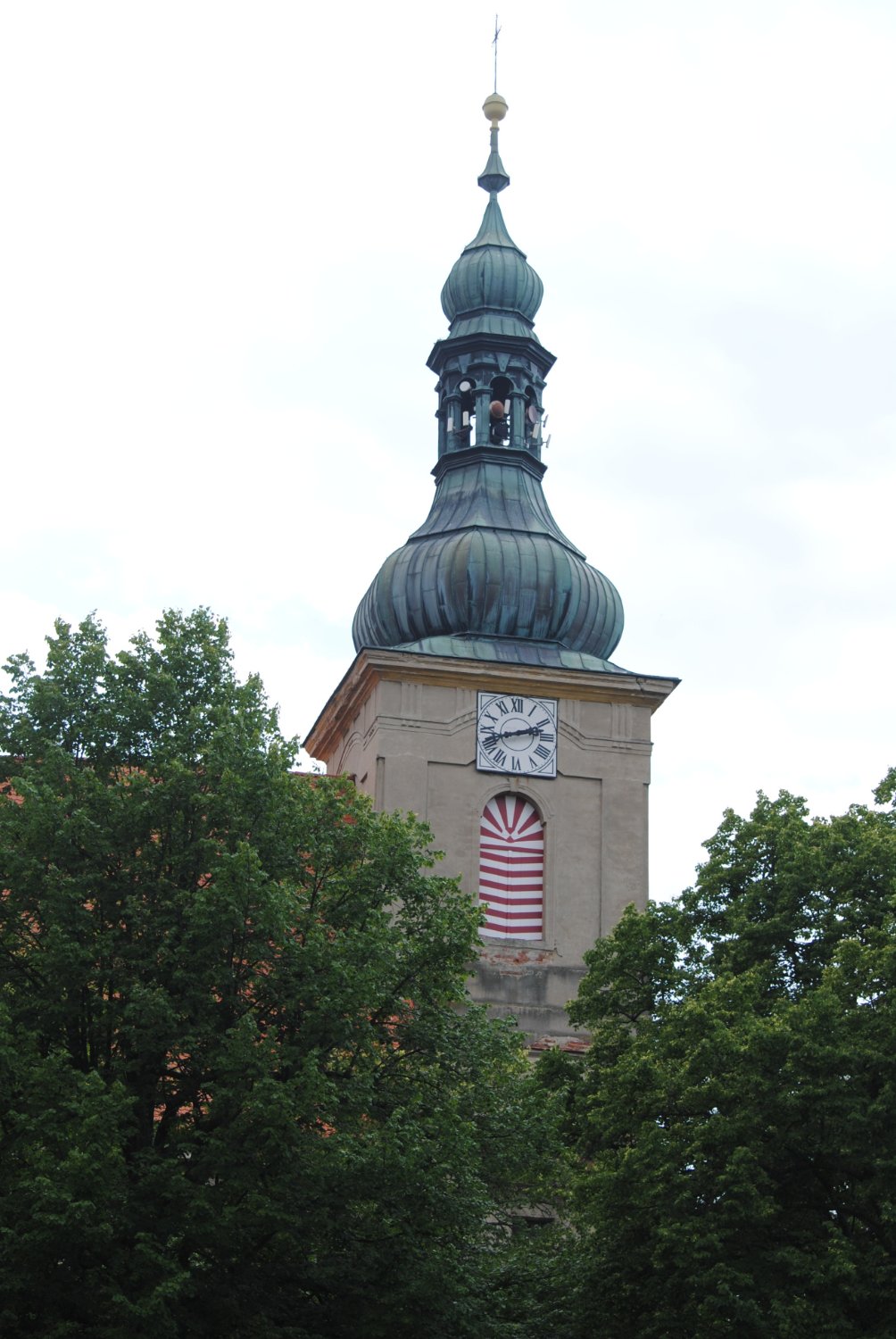 Solve věž kostela ve Střílkách jigsaw puzzle online with 54 pieces