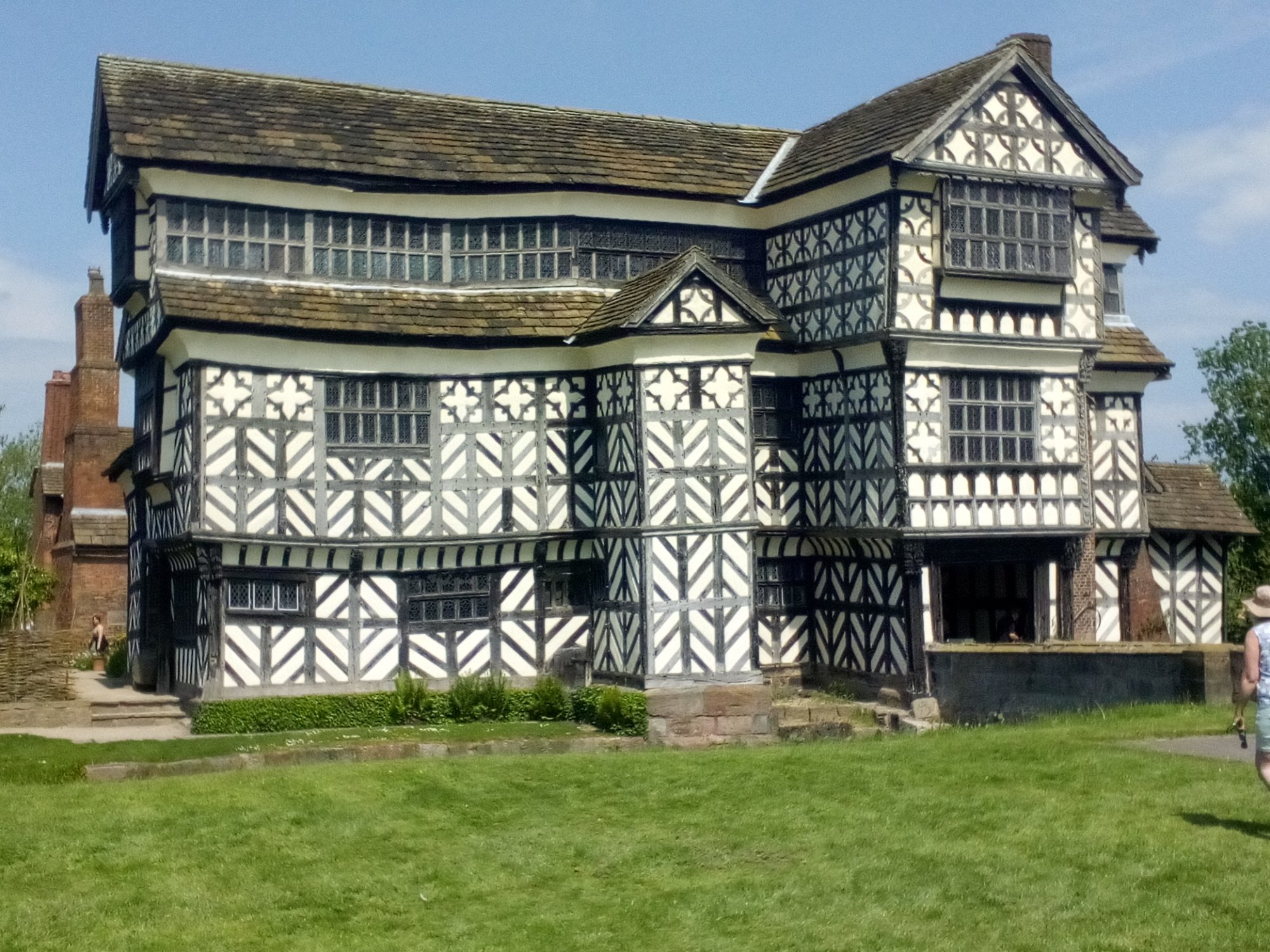 Solve Little Morton Hall jigsaw puzzle online with 130 pieces