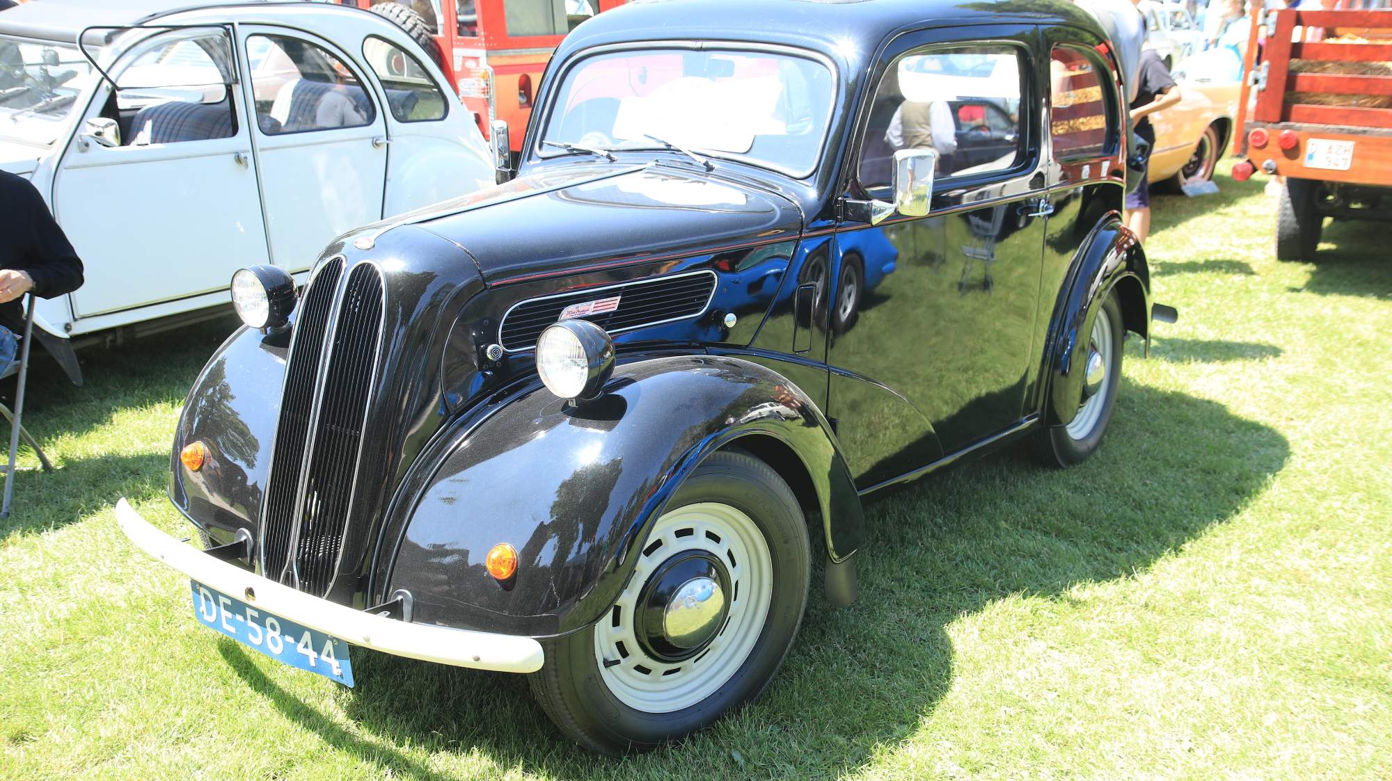 Solve Ford "Anglia" - 1950 jigsaw puzzle online with 220 pieces