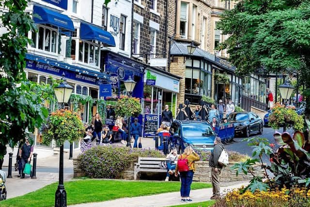 Solve Shopping in Harrogate, Yorkshire, UK jigsaw puzzle online with 70 ...