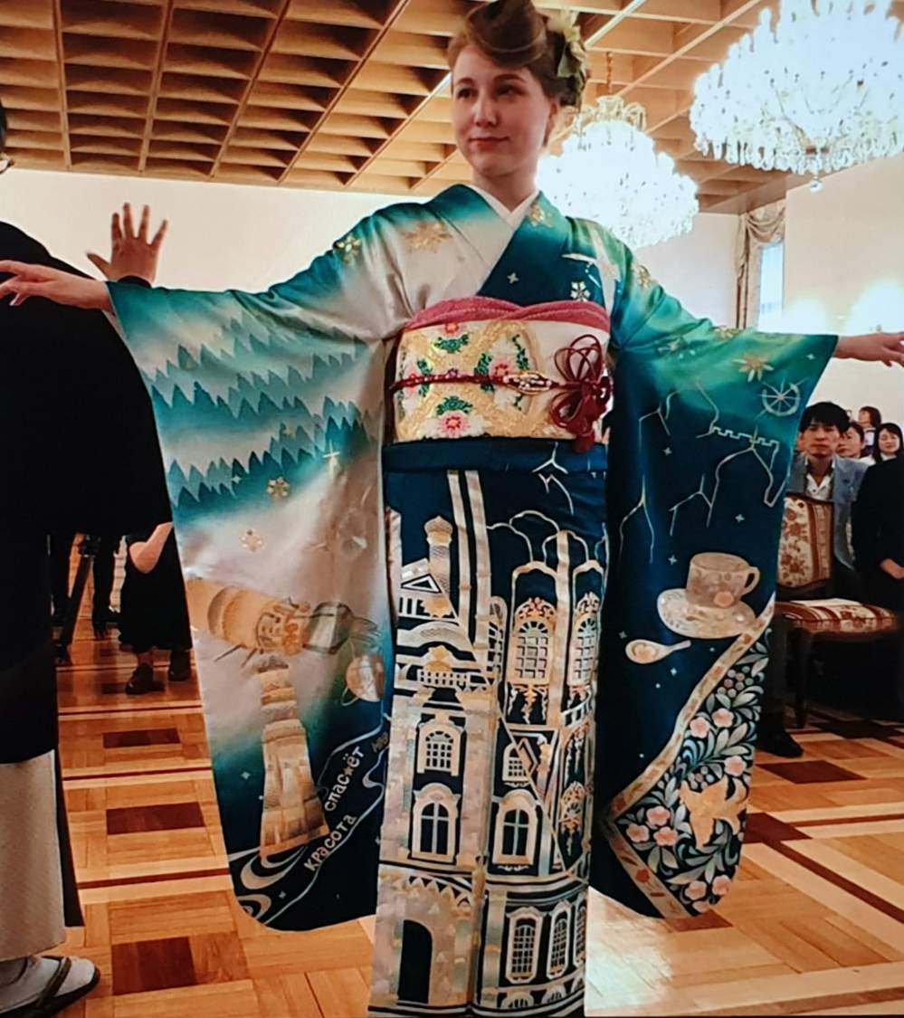 Solve BEAUTIFUL KIMONO jigsaw puzzle online with 30 pieces