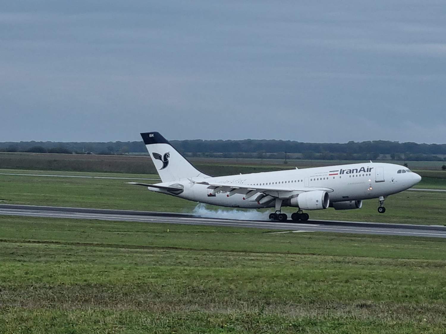 Solve Airbus A310-300 Iran Air jigsaw puzzle online with 88 pieces