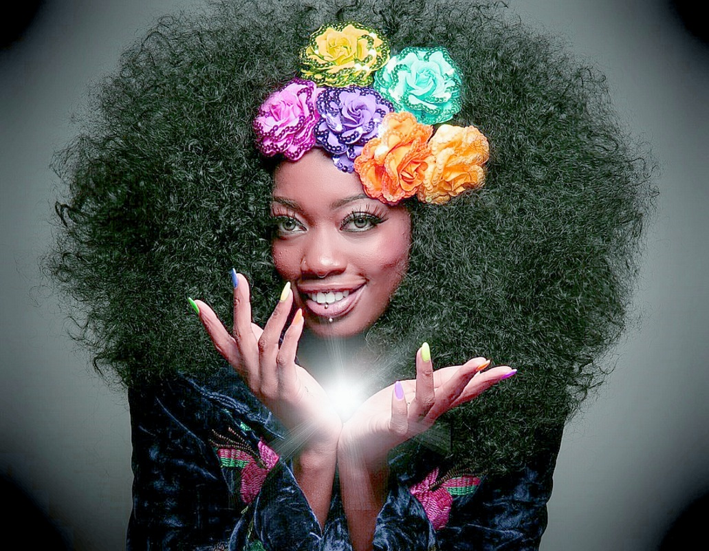 Solve Magical Lady jigsaw puzzle online with 35 pieces