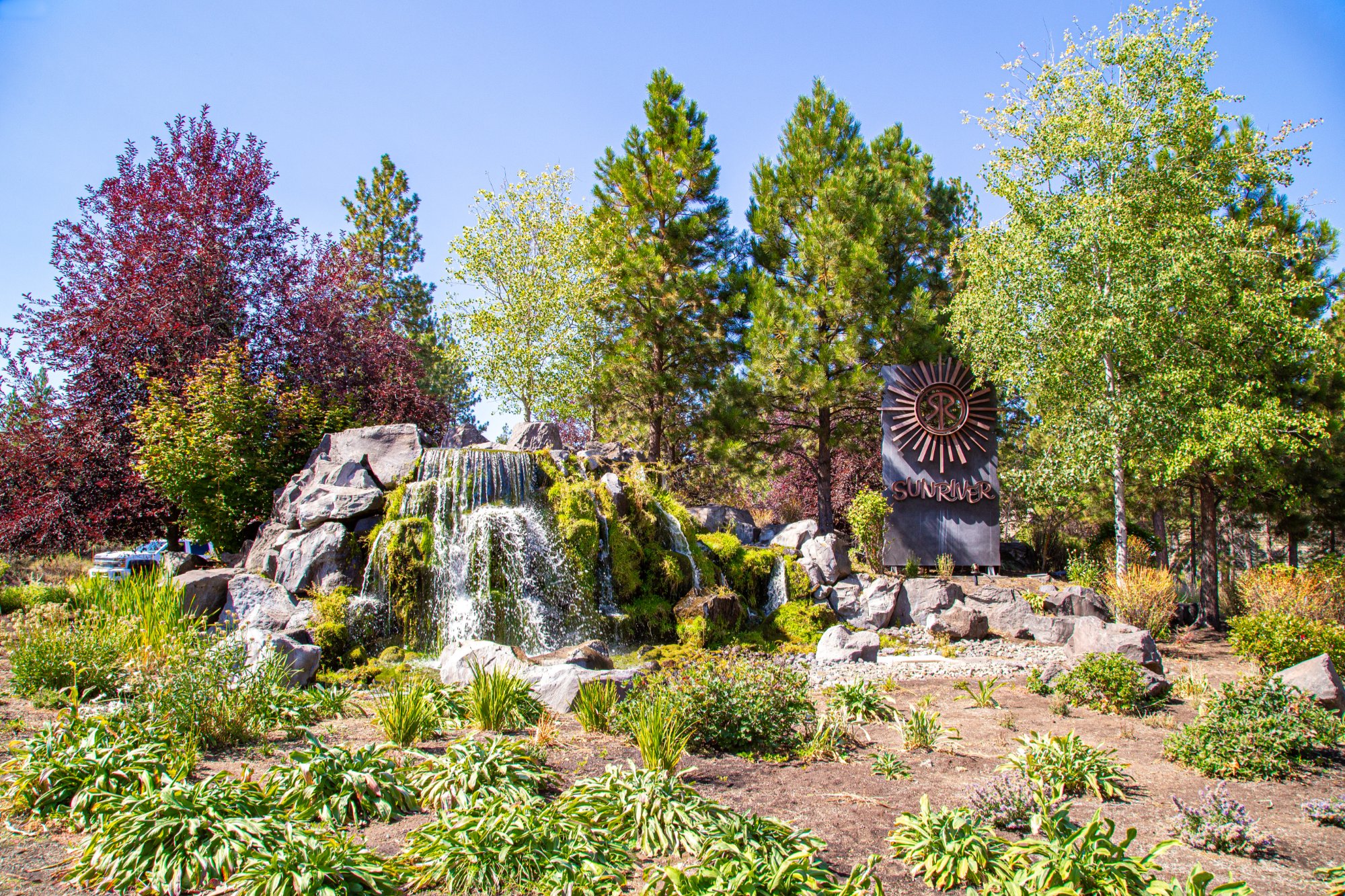 Solve SUNRIVER ENTRANCE jigsaw puzzle online with 96 pieces