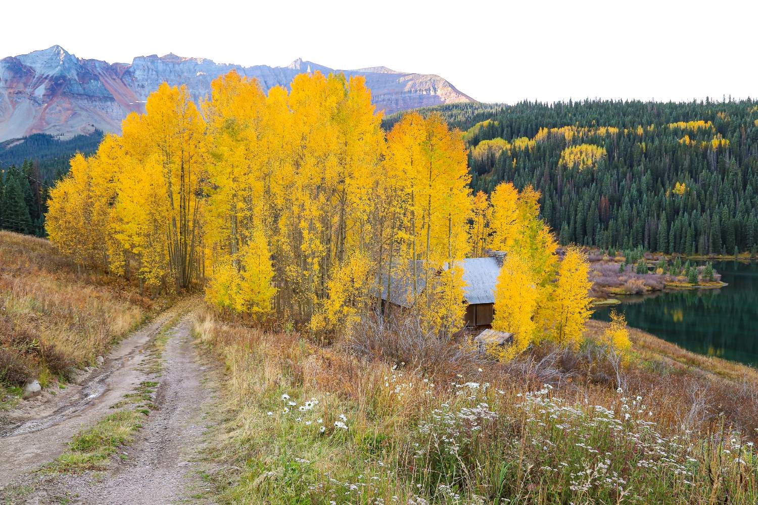 Solve COLORADO MOUNTAINS jigsaw puzzle online with 96 pieces