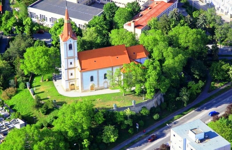 Solve Senec Kostol Sv.Mikulasa biskupa jigsaw puzzle online with 35 pieces