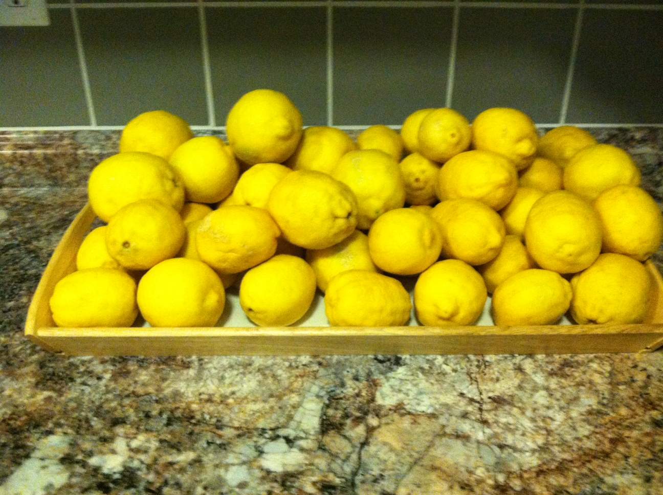Solve lemons jigsaw puzzle online with 221 pieces
