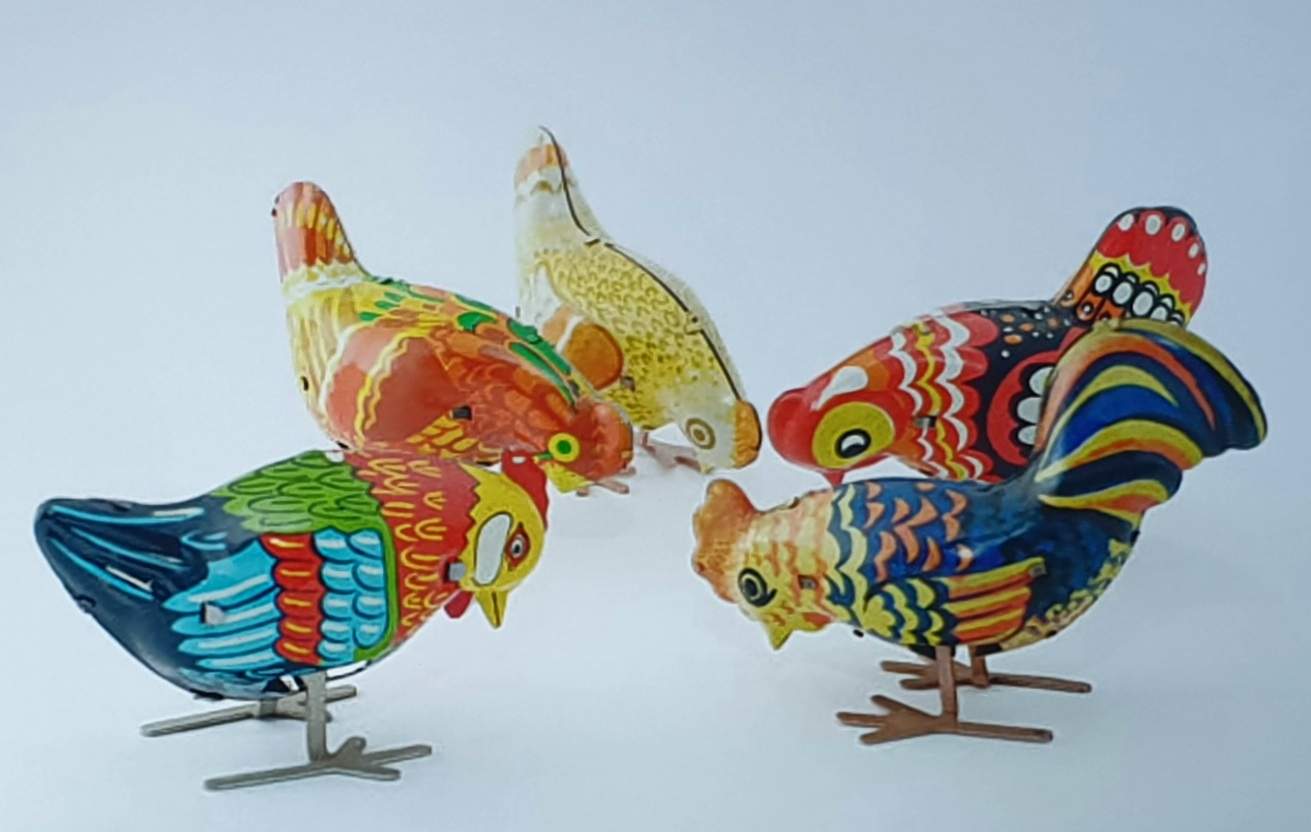 Solve VINTAGE HOPPING HENS jigsaw puzzle online with 24 pieces